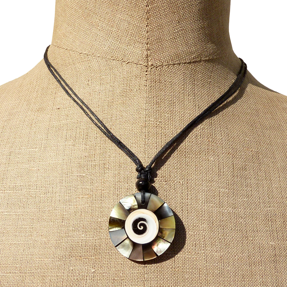 Collier cordon avec pendentif rond en nacre coquillage spirale et résine