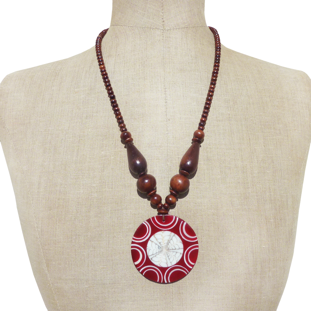 Collier perles en bois mi-long medaillon rouge rond en résine et ...